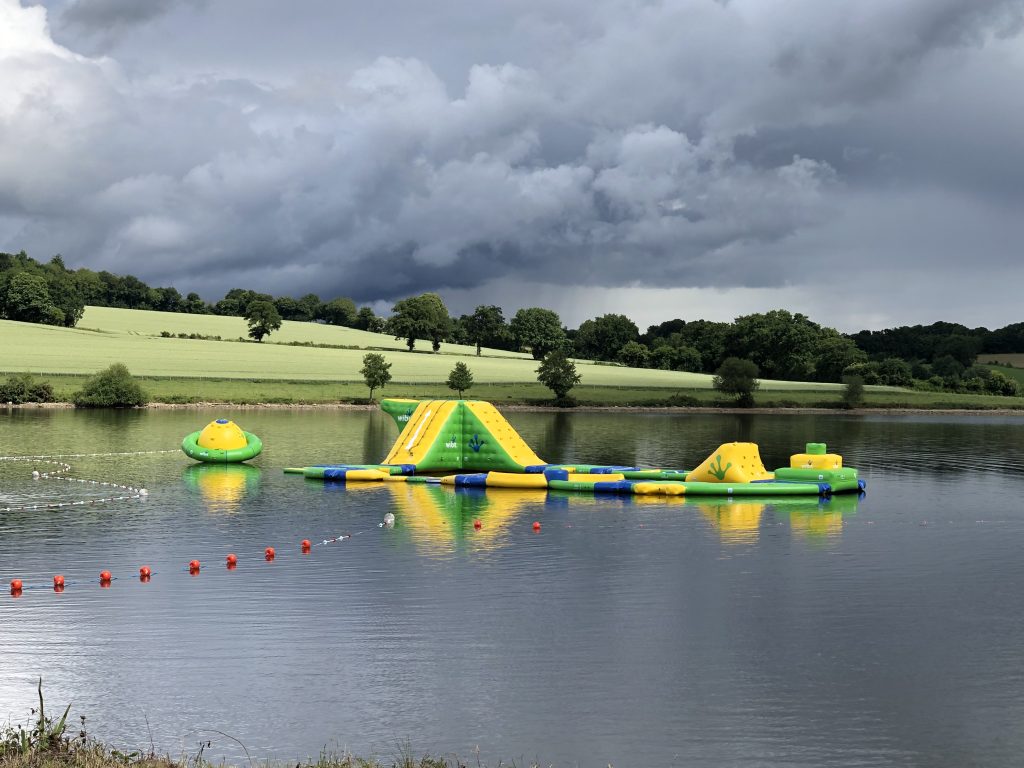 Un nouveau parc aquatique gonflable en Mayenne - CDLD